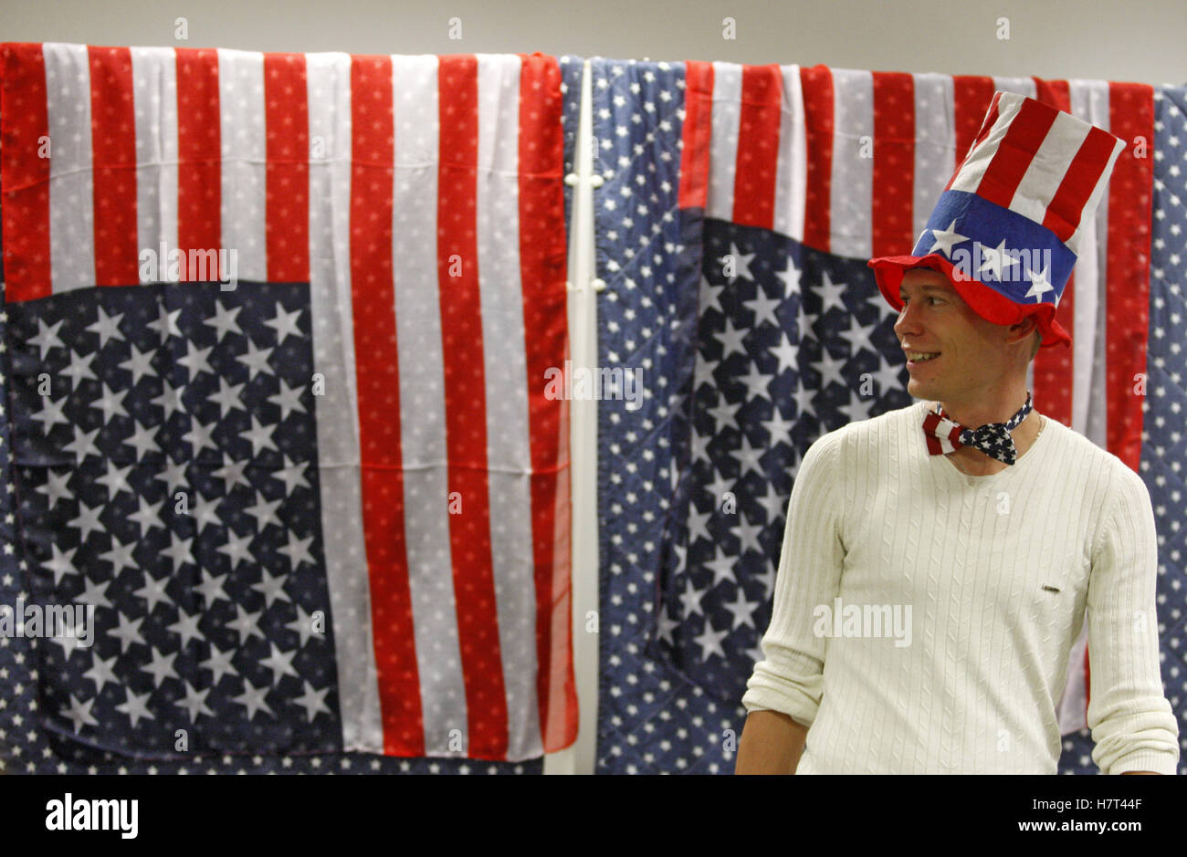 Kiev, Ukraine. 8th Nov, 2016. An Ukrainian man dressed in an Uncle Sam ...
