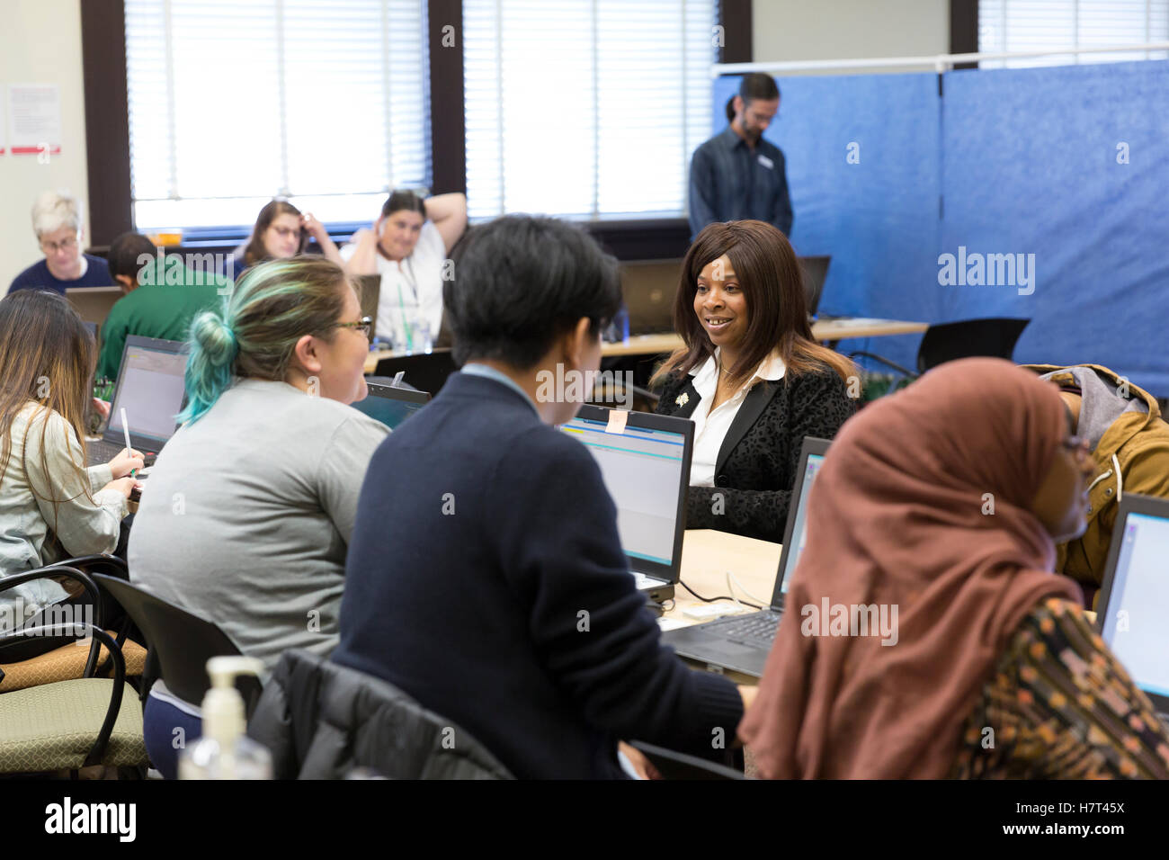 Polling place united states 2016 hi-res stock photography and images ...