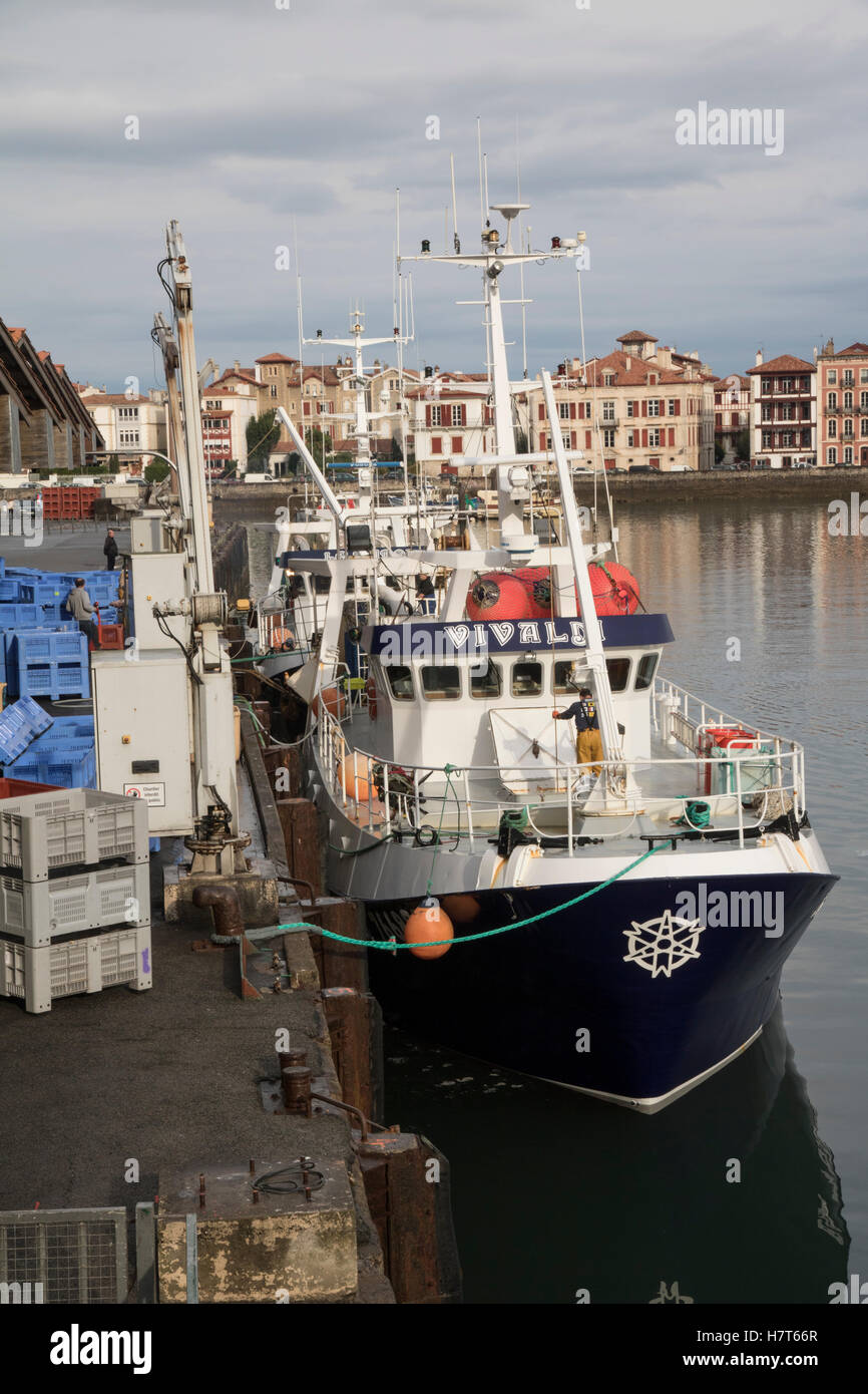 Boats unloading hi-res stock photography and images - Alamy