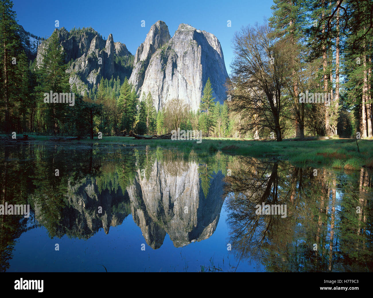 Cathedral rock reflected in the Merced River, Yosemite National Park ...