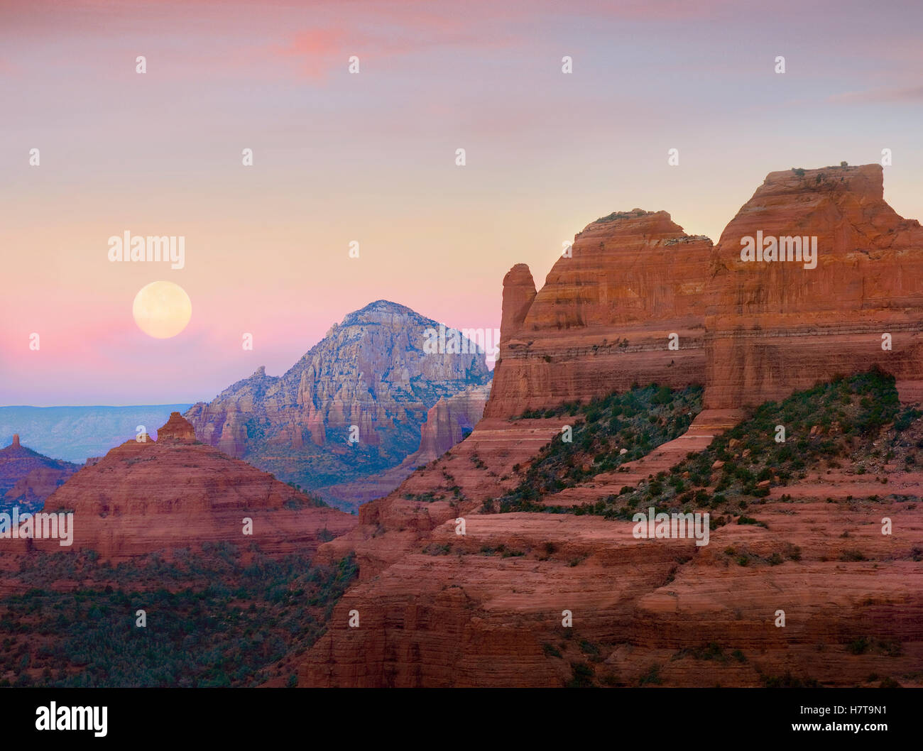 Moon setting as seen from Shelby Hill, Sedona, Arizona Stock Photo - Alamy