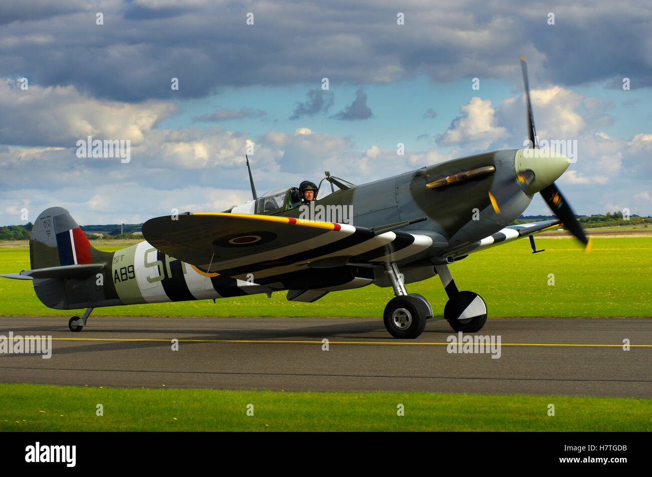 Spitfire invasion stripes hi-res stock photography and images - Alamy