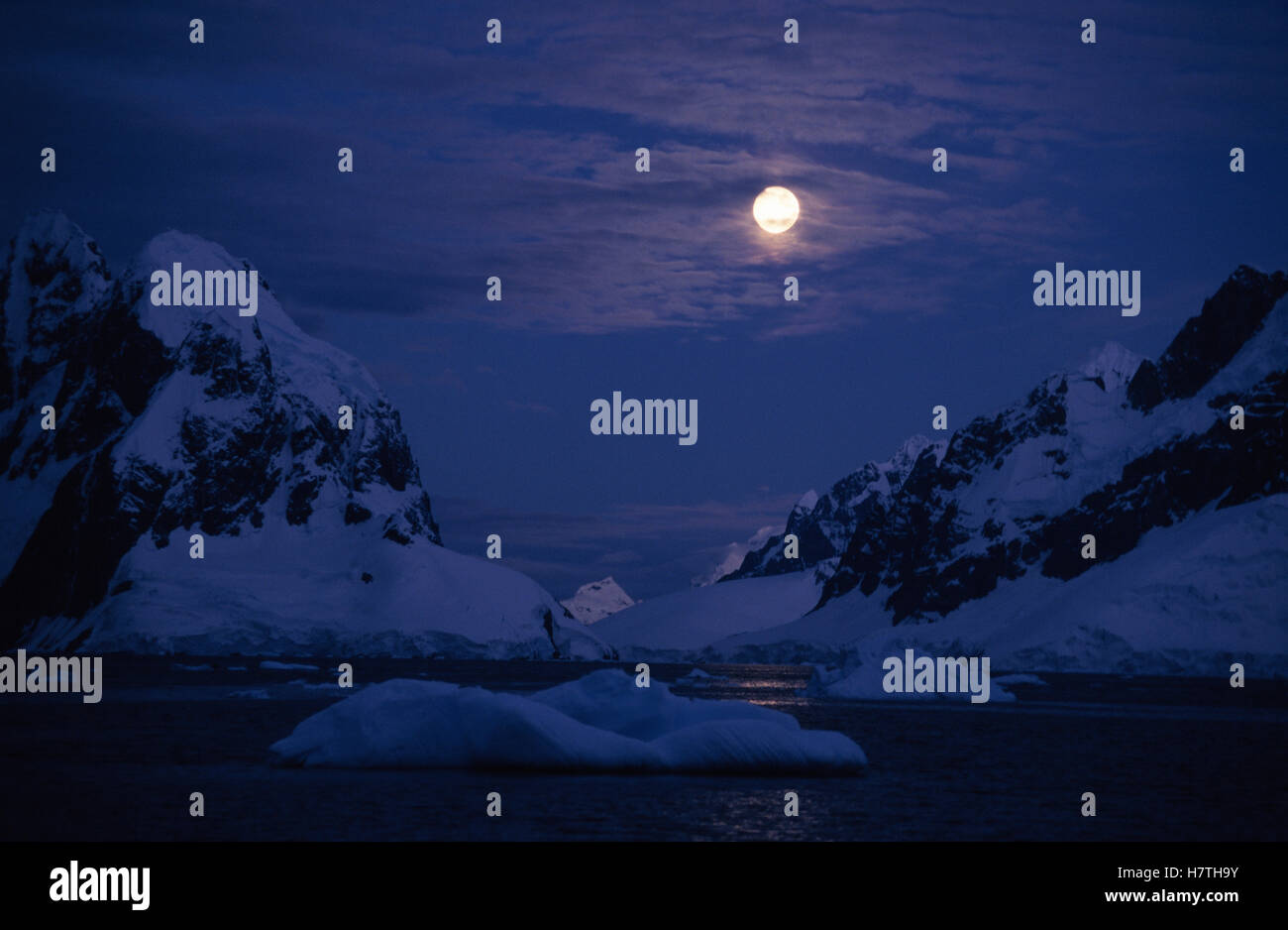 Full moon over icebergs, Lemaire Channel, Antarctica Stock Photo - Alamy