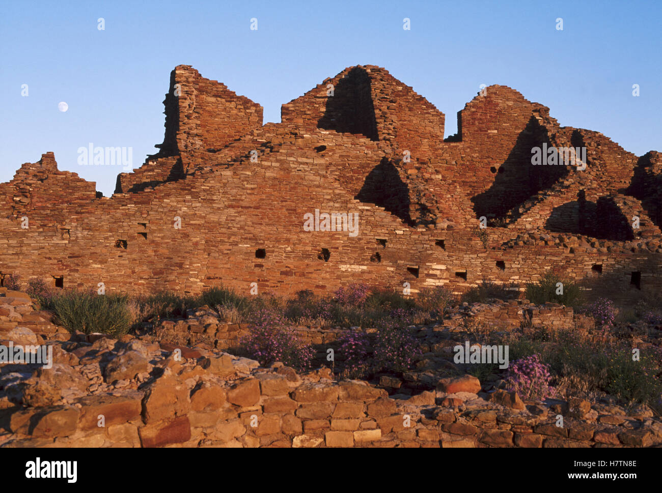Ancient Native American ruins, Pueblo del Arroyo, Chaco Canyon, New ...