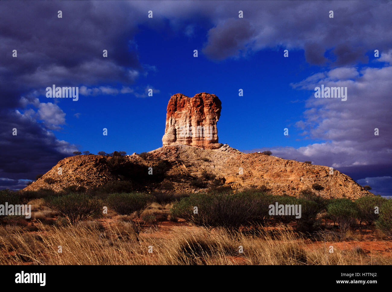 Sandstone pillar towers 50 meters above surrounding plain, Chambers ...
