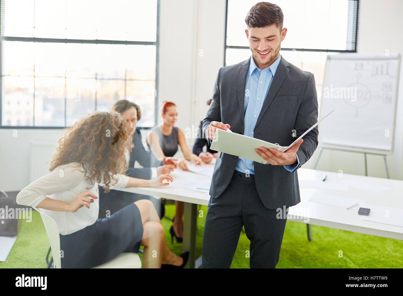 Consultant during consulting workshop meeting hi-res stock photography and images - Alamy