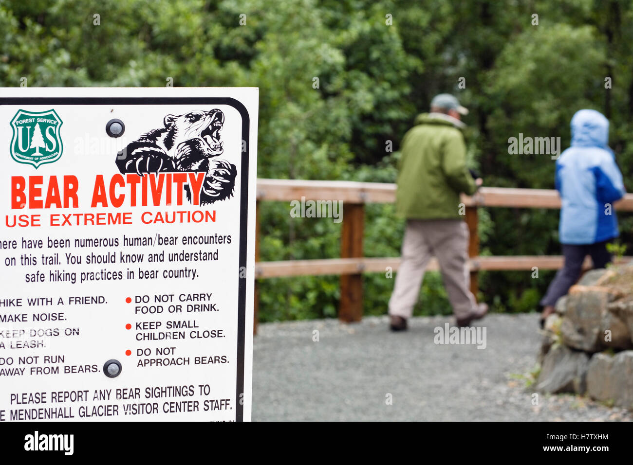 Bear warning sign at trailhead, Alaska Stock Photo - Alamy