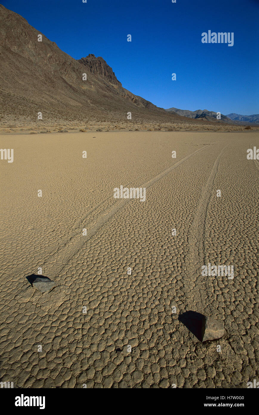Racetrack Playa with mysterious 'sailing stones', Death Valley ...