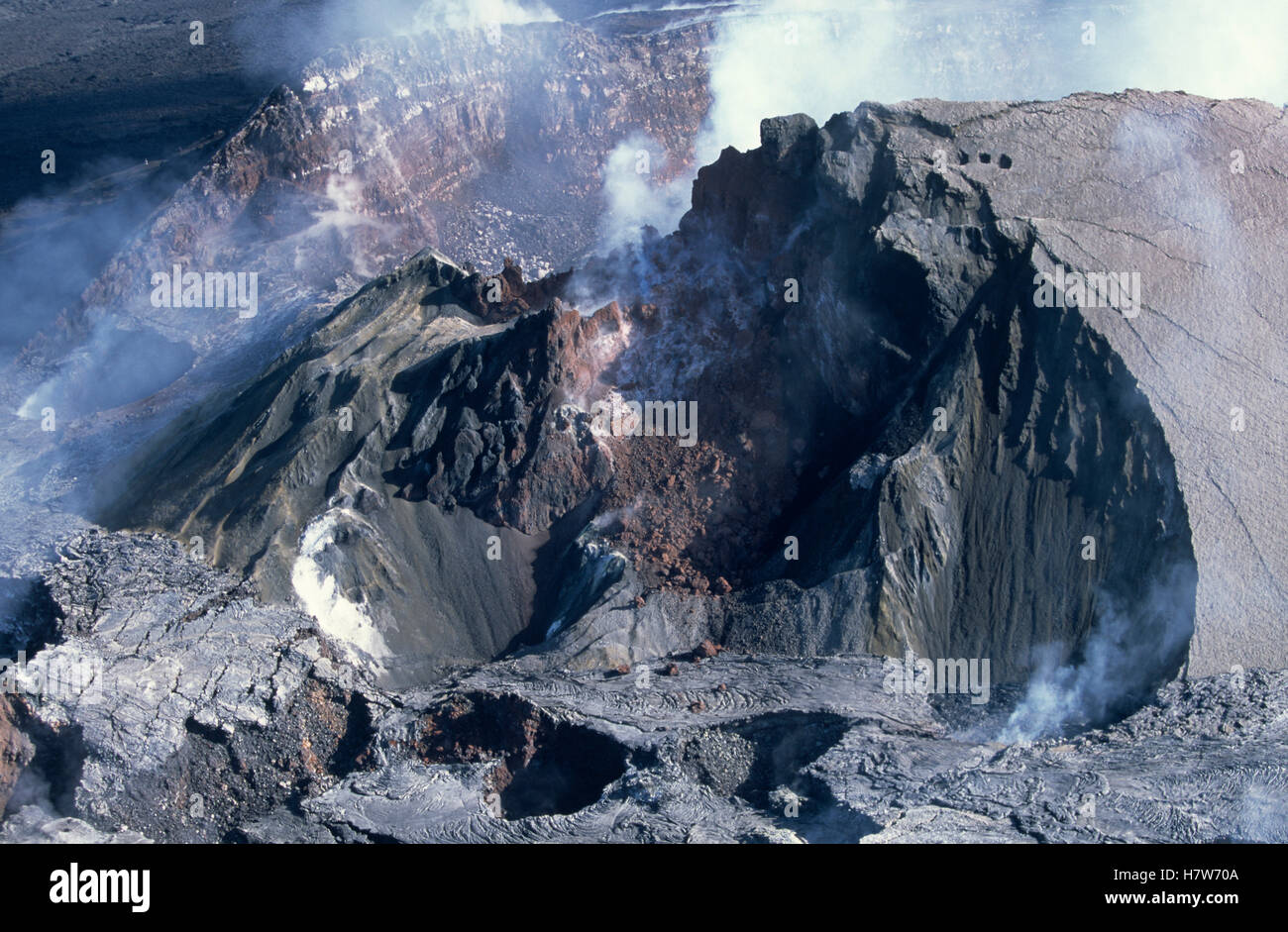 Kilauea volcano steaming, Hawaii Parc National Des Volcans, Big Island ...