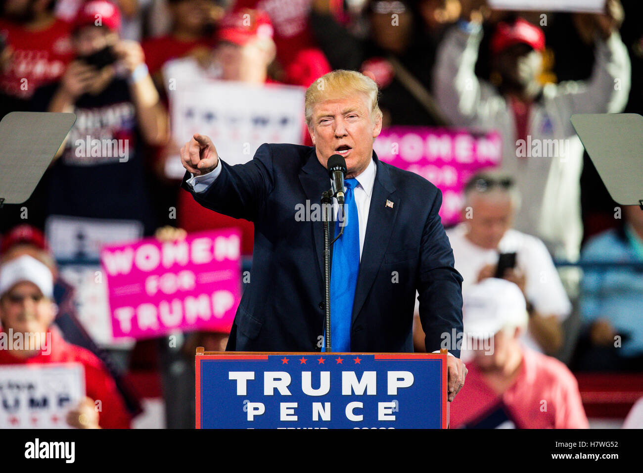 Donald trump podium hi-res stock photography and images - Alamy