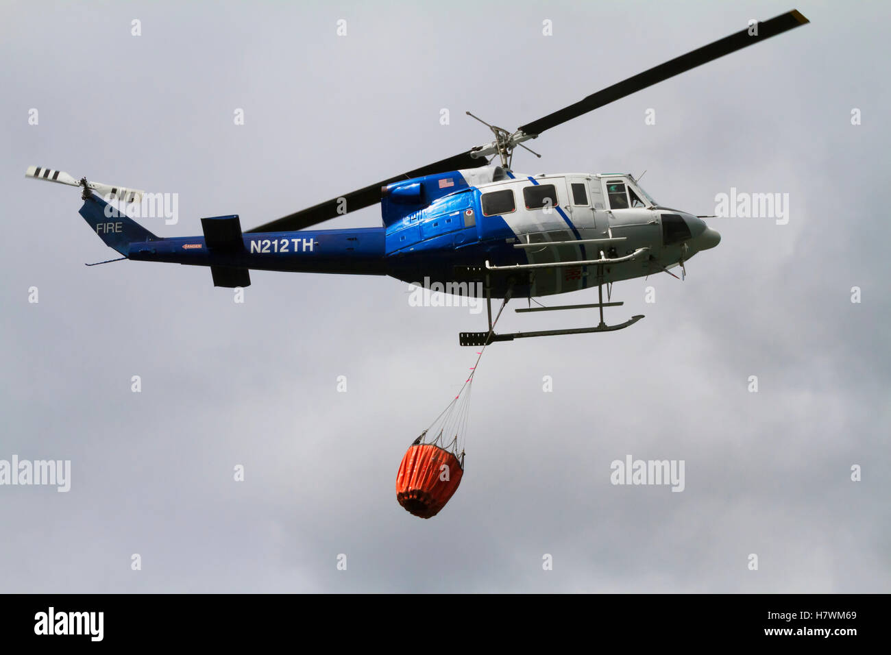 Firefighting helicopter flying low hi-res stock photography and images ...