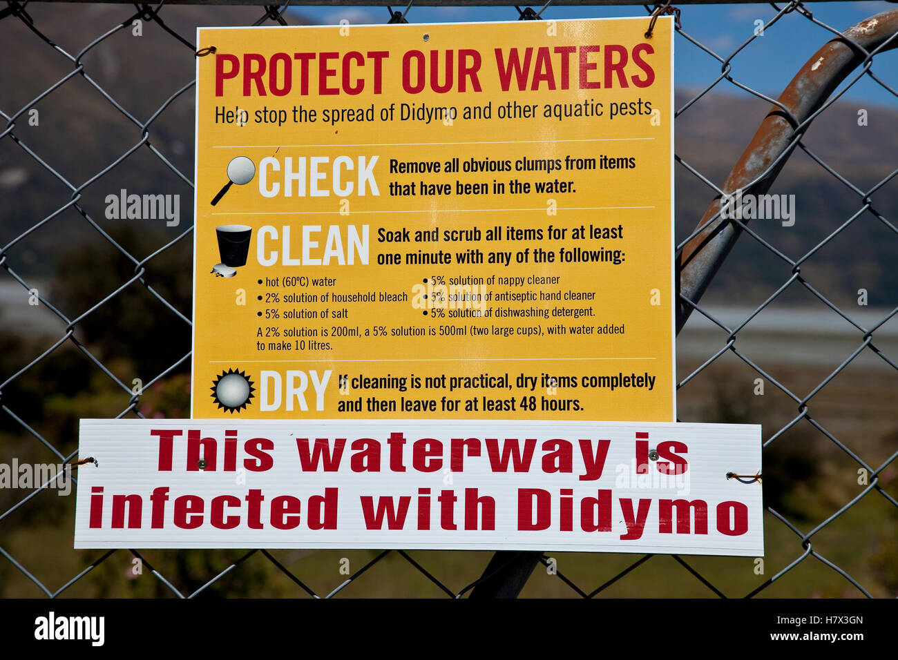 Didymo (Didymosphenia geminata) warning sign, diatom bloom seriously ...