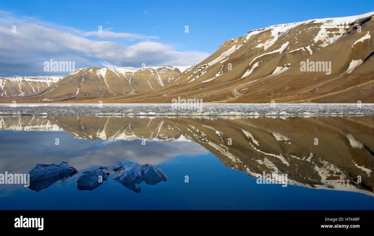 Isdammen Lake, Adventdalen, Svalbard, Norway Stock Photo - Alamy