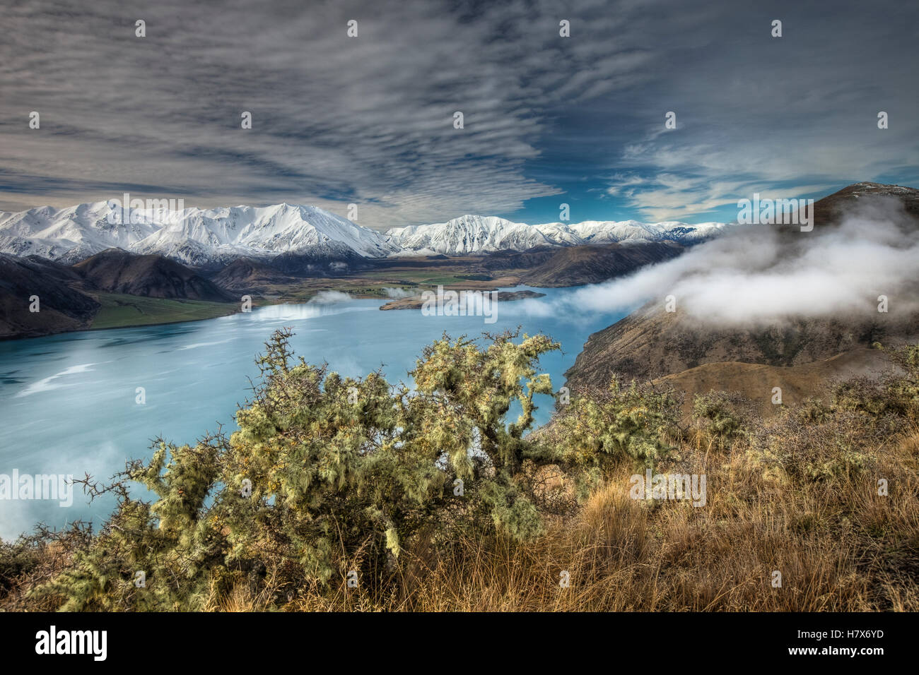 Lake Coleridge and snow-covered Craigieburn Range, Canterbury, New ...