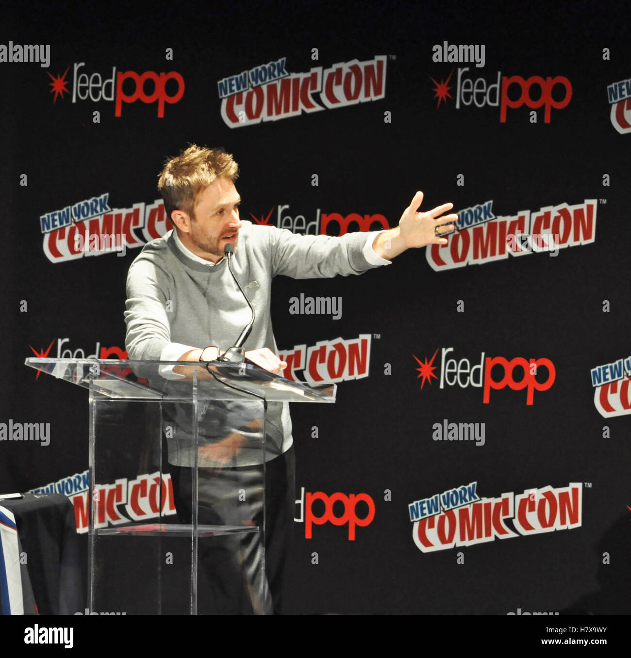 Steven yeun lauren cohan walking dead hi-res stock photography and ...