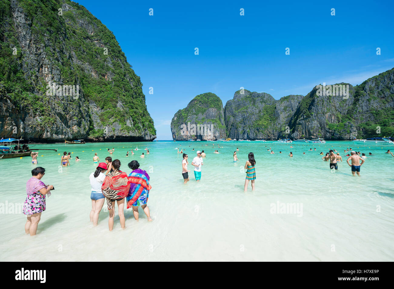 Maya bay beach thailand crowd hi-res stock photography and images - Alamy