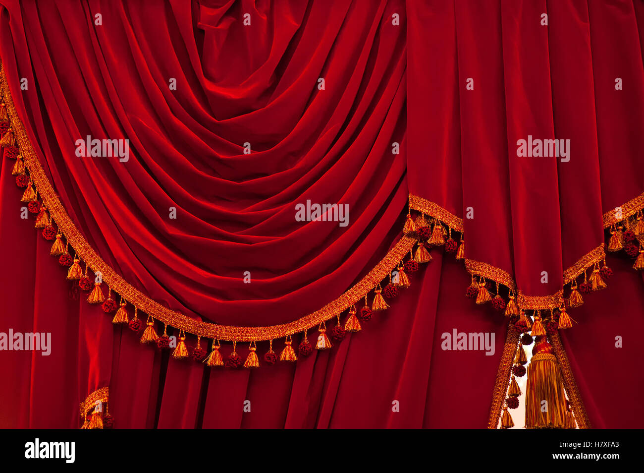 Red curtain theatre hi-res stock photography and images - Alamy
