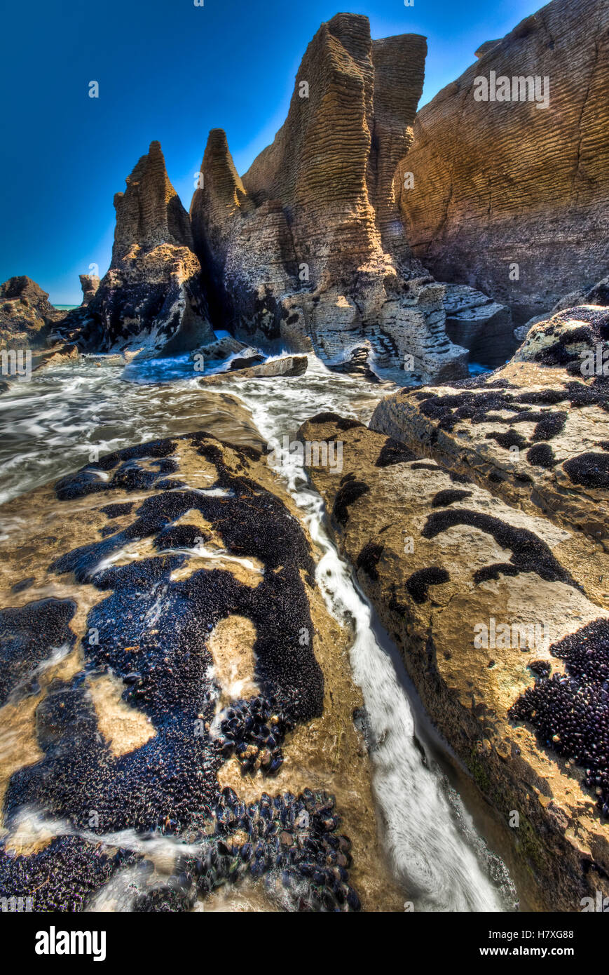 Pancake rocks, stacked limestone layers near Dolomite Point, Punakaiki ...