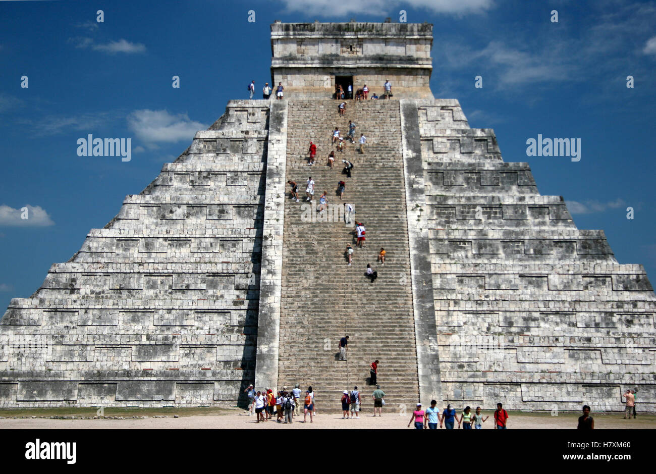 chichen itza pyramid Stock Photo - Alamy