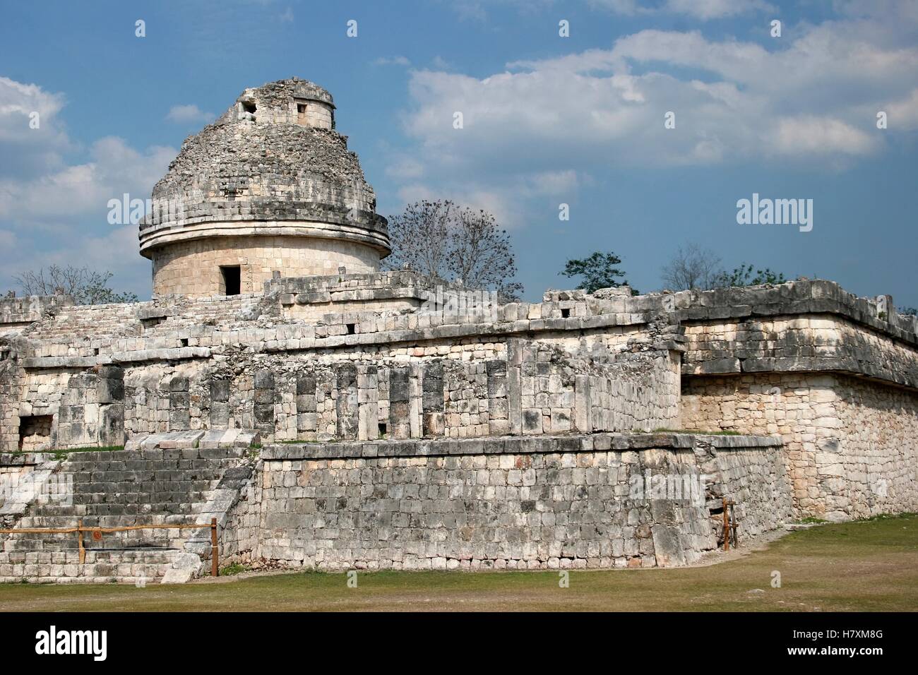 chichen itza temple Stock Photo - Alamy