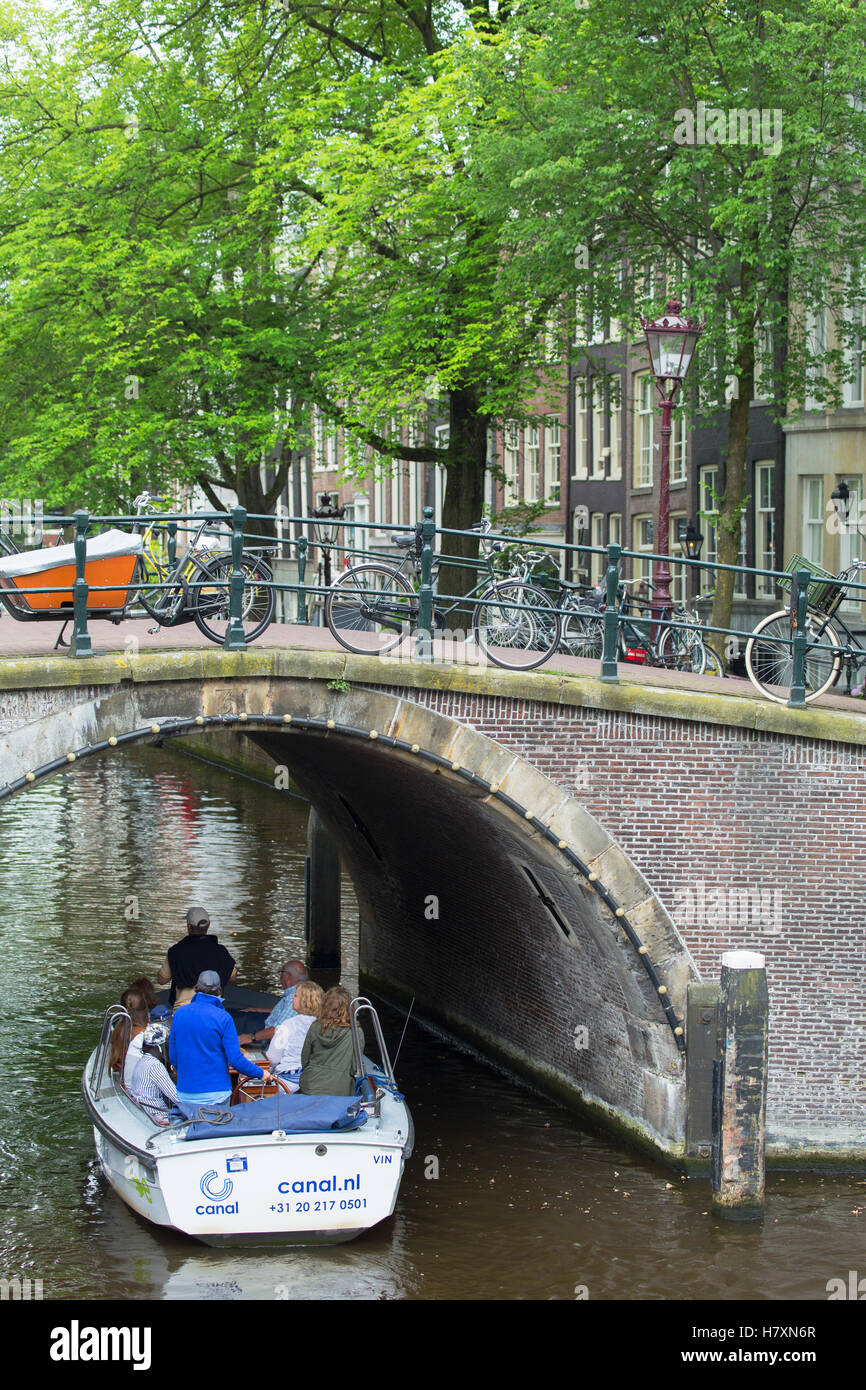Boat passing under bridge hi-res stock photography and images - Alamy
