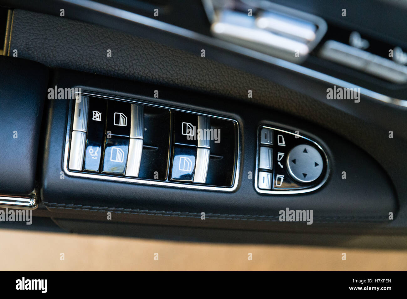 Mercedes benz w221 hi-res stock photography and images - Alamy