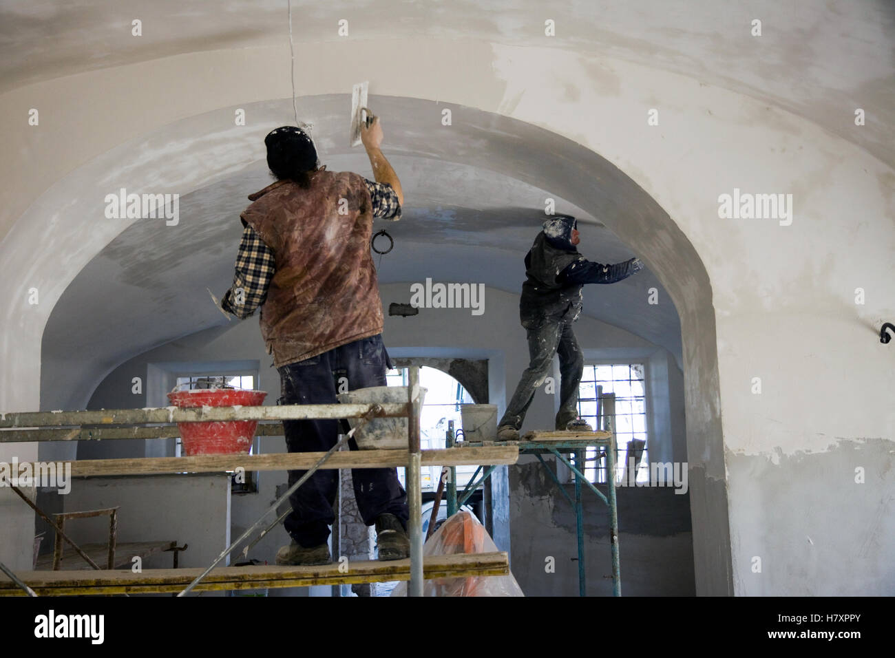 builders at work in building site Stock Photo - Alamy