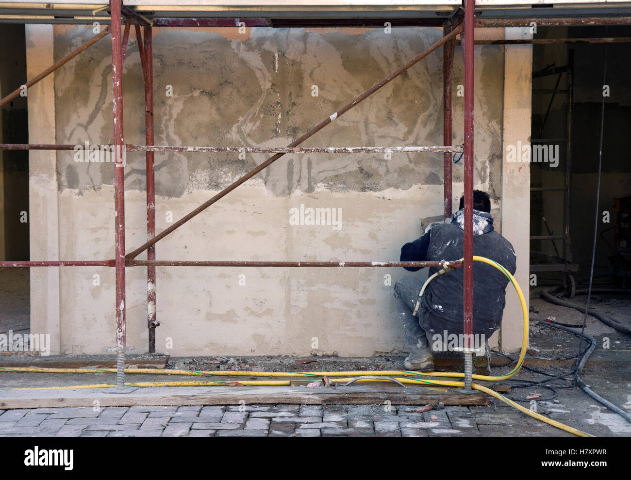 bricklayer working in a building site Stock Photo - Alamy