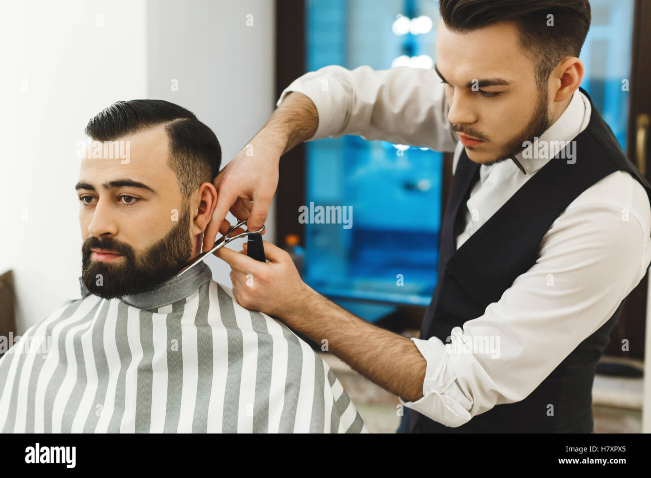 Barber making a beard Stock Photo - Alamy