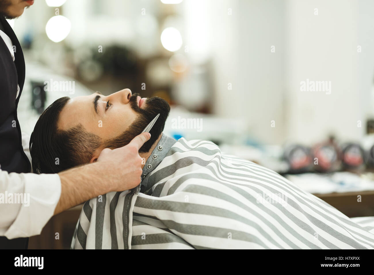 Barber making a beard Stock Photo - Alamy