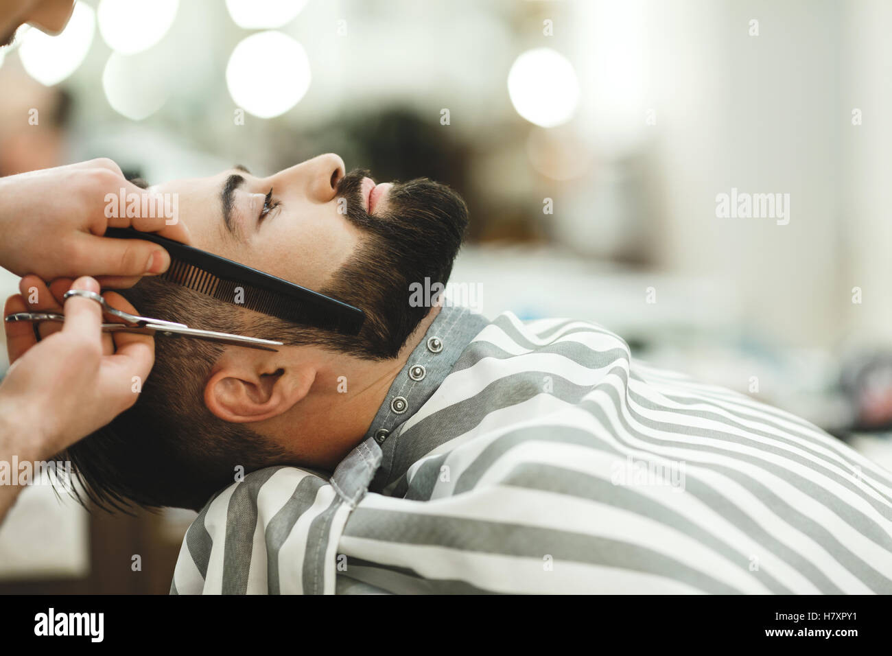 Barber making a beard Stock Photo - Alamy