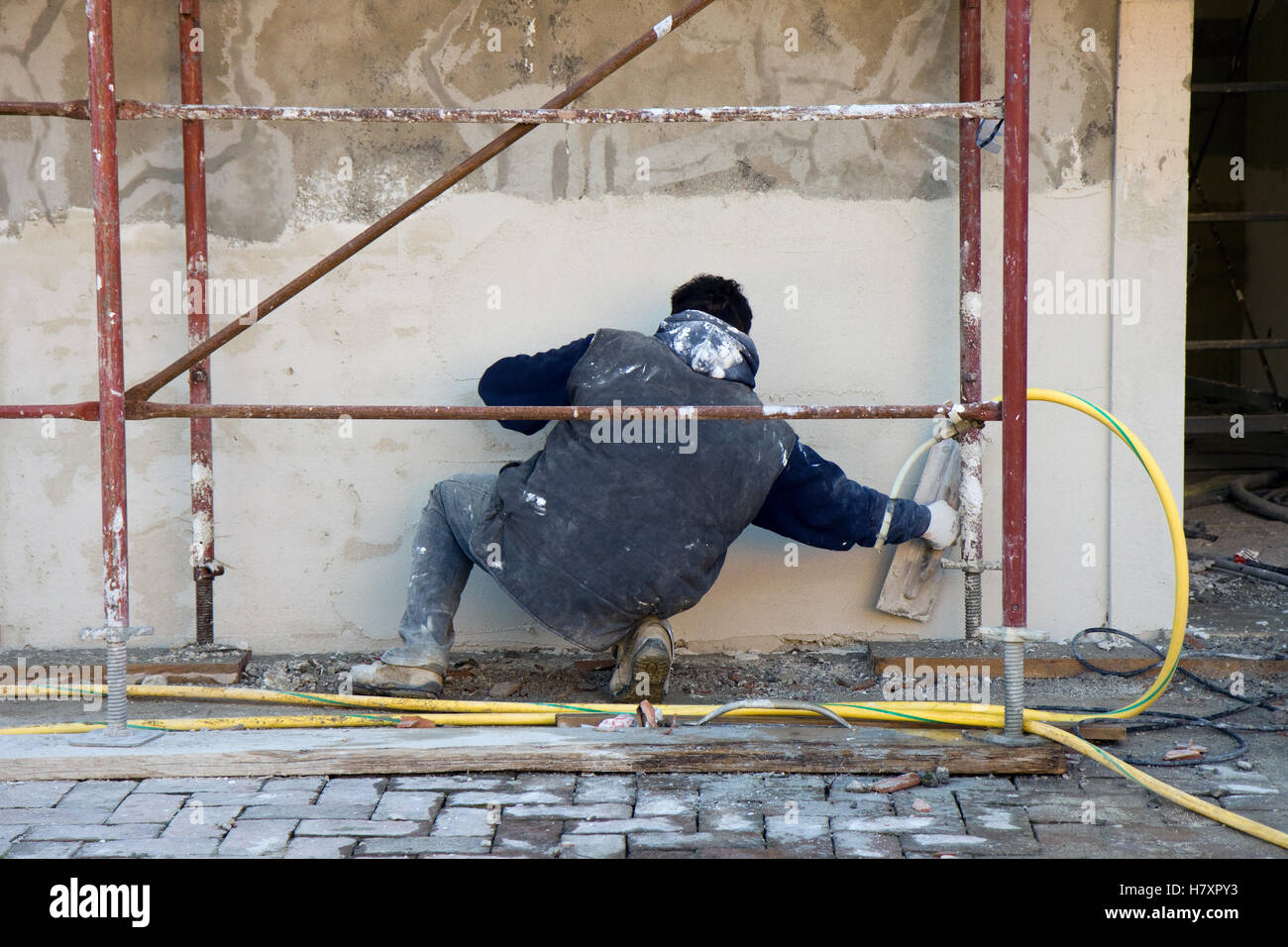 bricklayer working in a building site Stock Photo - Alamy