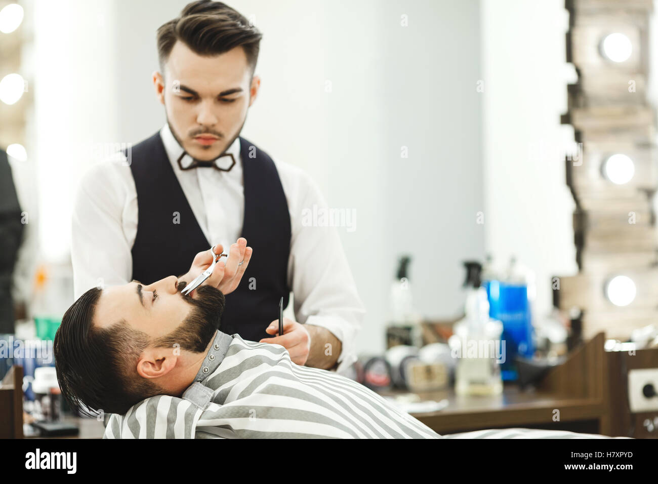 Barber making a beard Stock Photo - Alamy