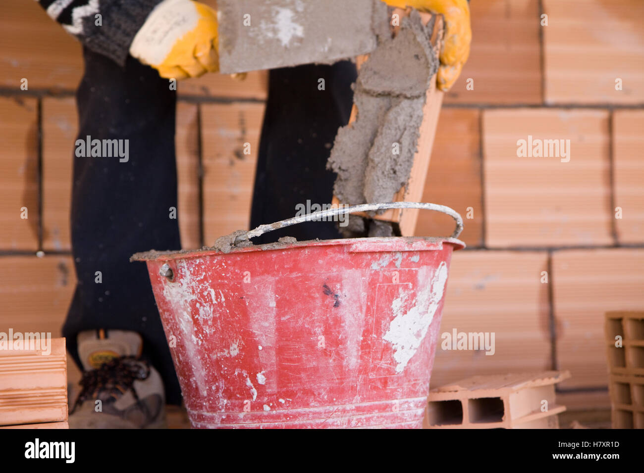 bricklayer working in a building site Stock Photo - Alamy