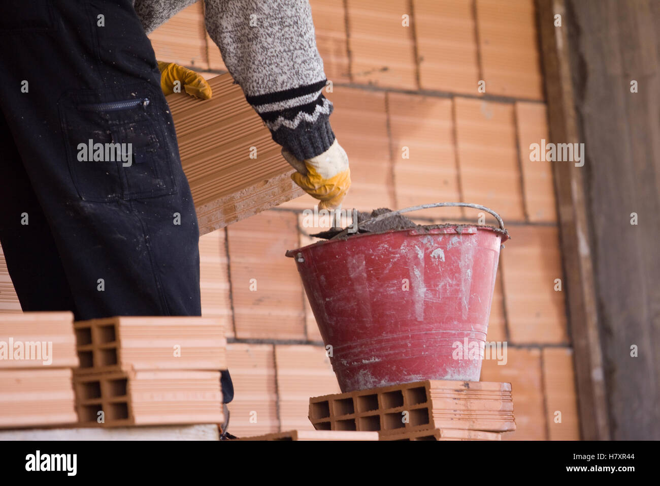 bricklayer at work in a site Stock Photo - Alamy