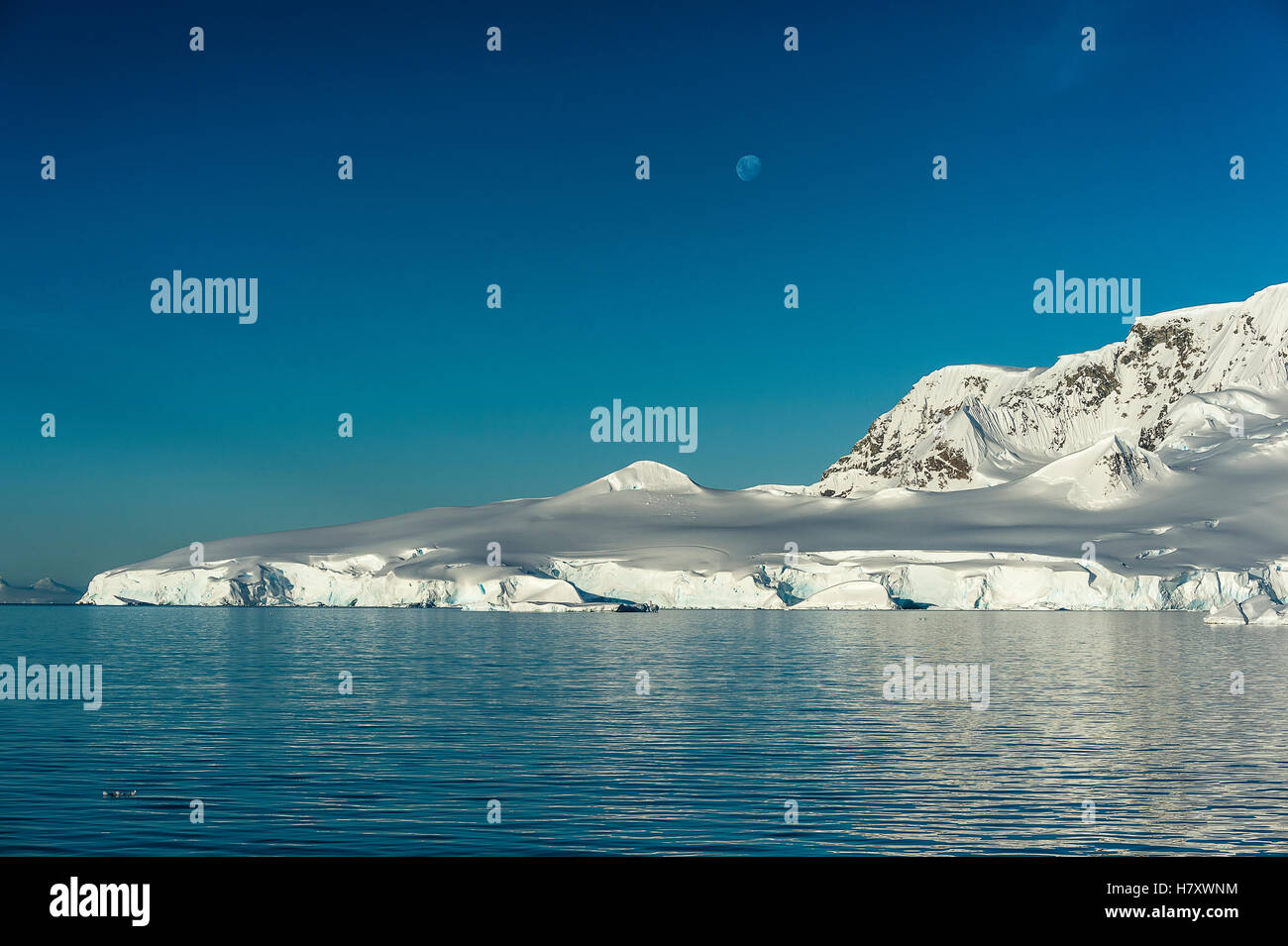 Full moon over ocean reflecting hi-res stock photography and images - Alamy