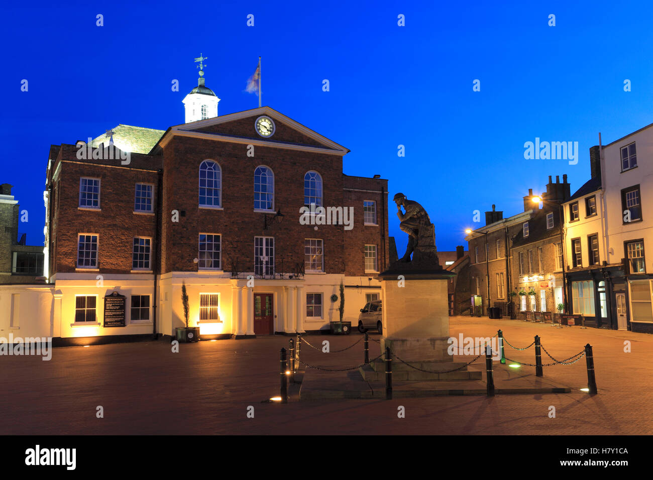 Town hall and war memorial market square huntingdon town cambrid hi-res ...
