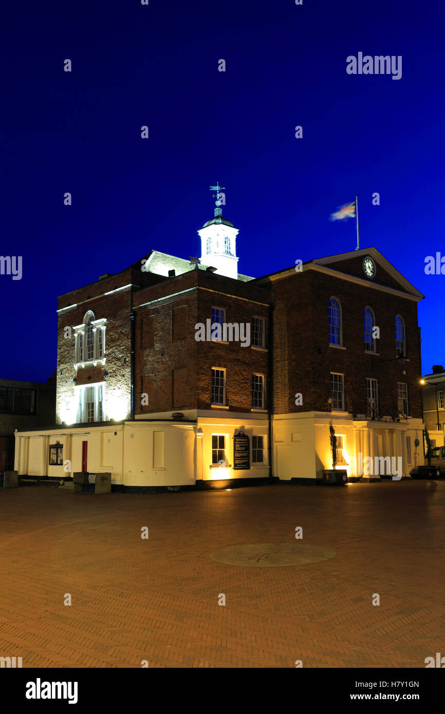 Town hall and war memorial market square huntingdon town cambrid hi-res ...