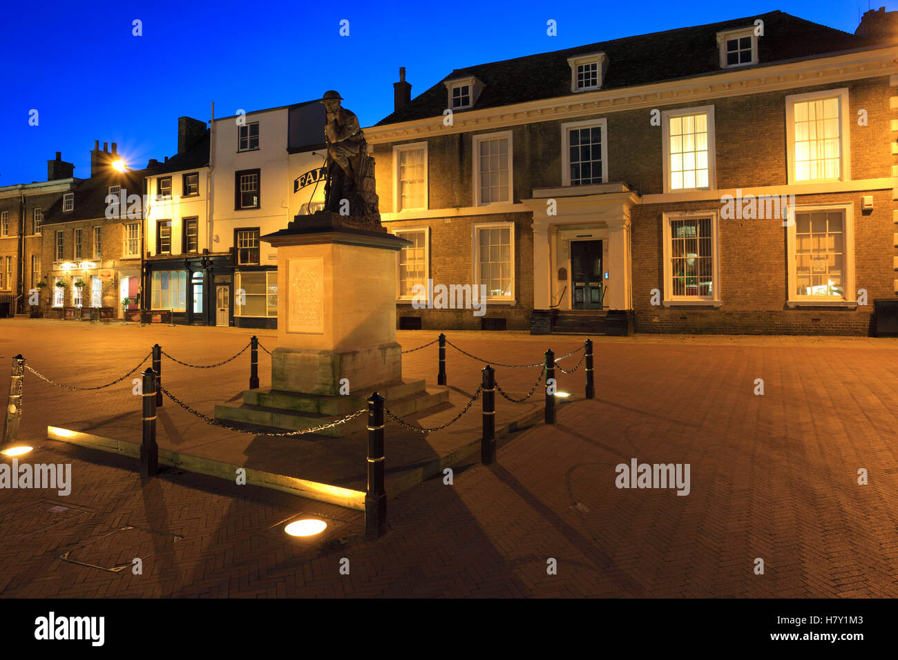 The War Memorial, Huntingdon Town, Market Square, Fenland ...