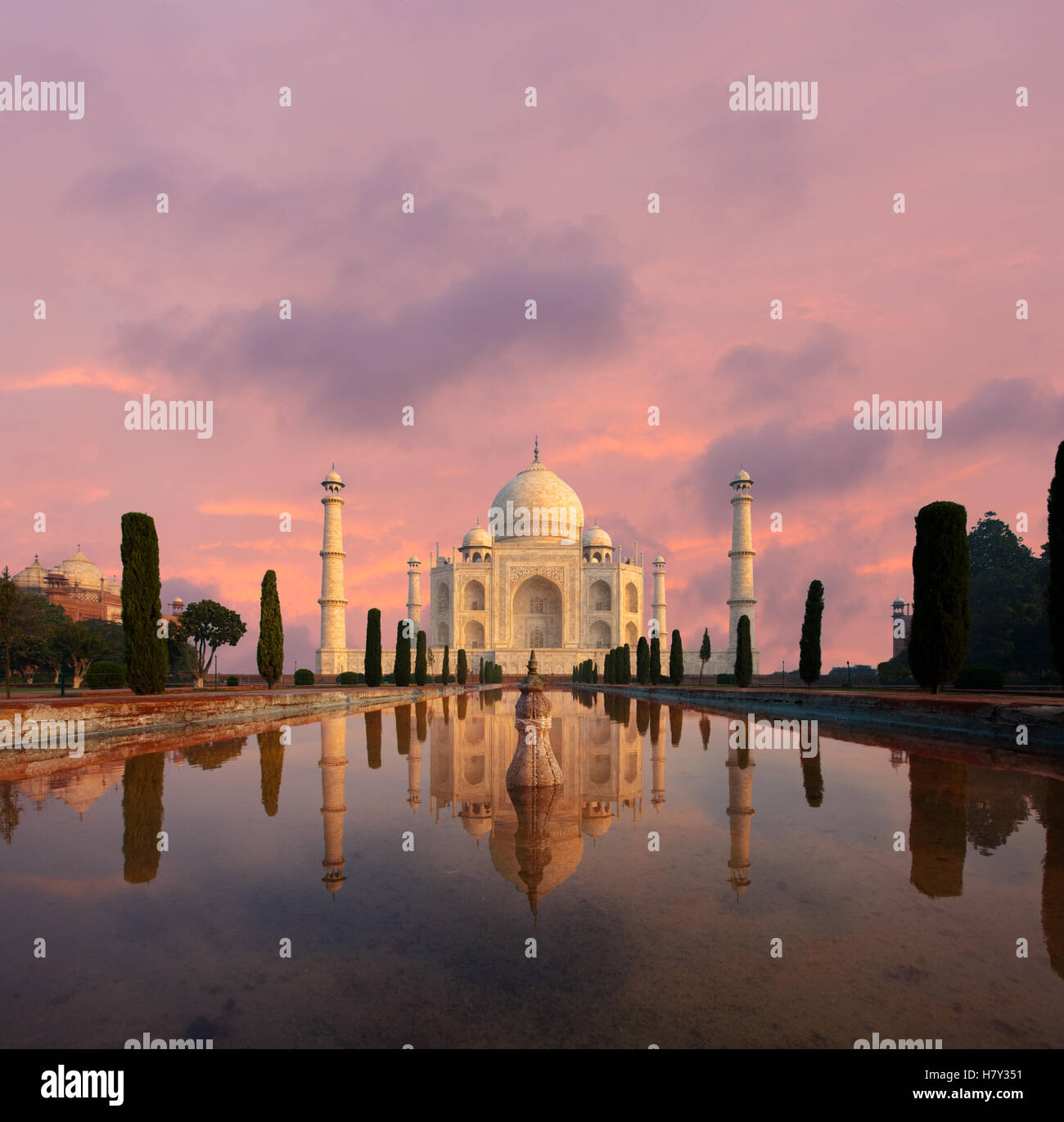 Garden water fountain hi-res stock photography and images - Alamy