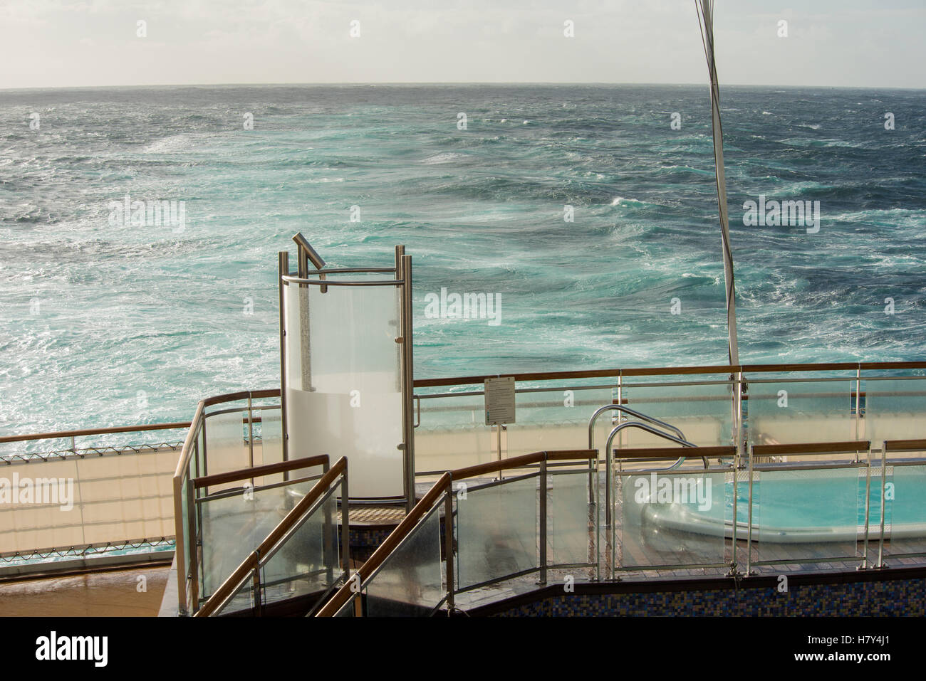 Ocean liner Queen Mary 2 crossing the Atlantic ocean Stock Photo - Alamy