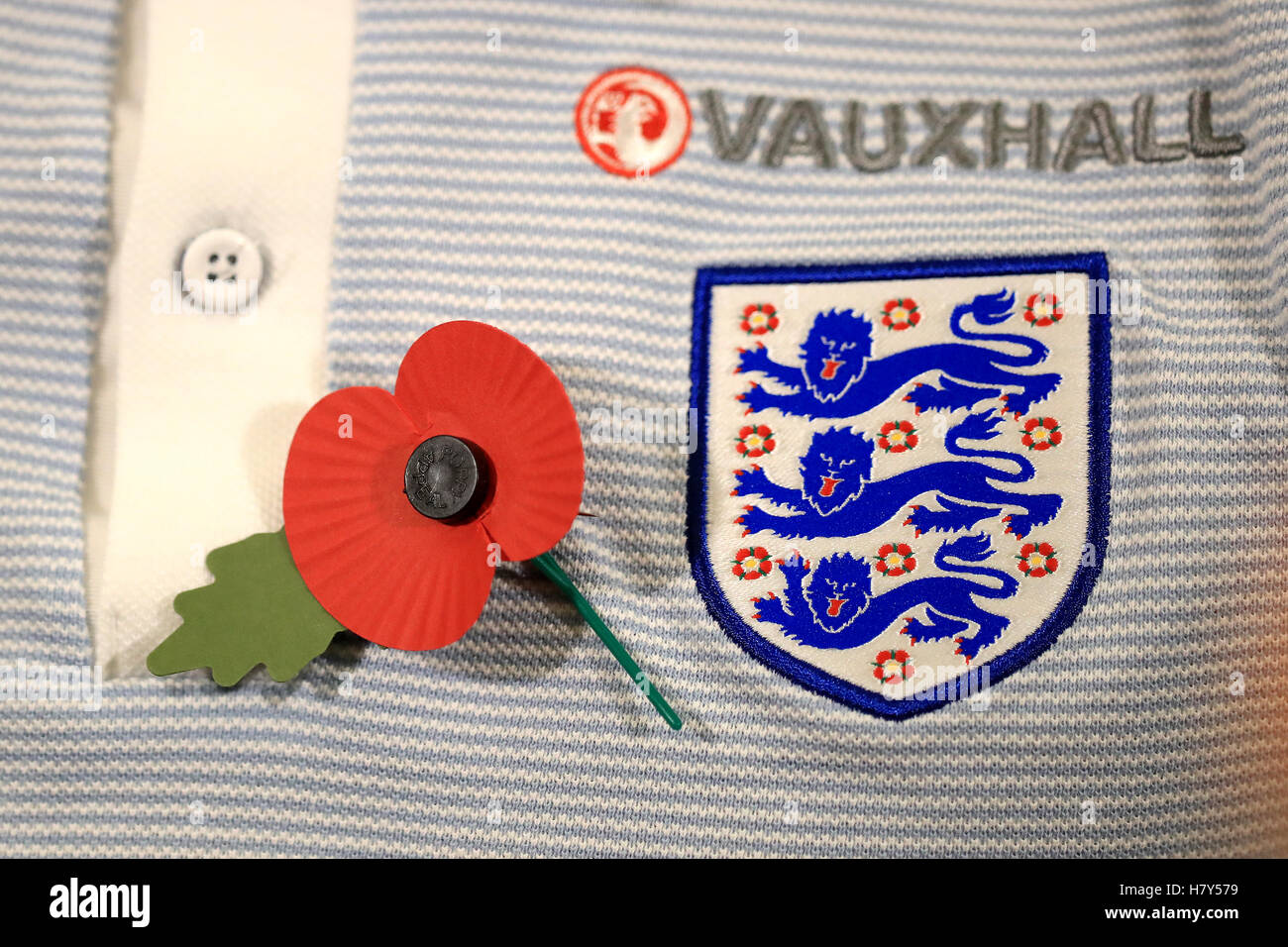England football shirt badge hi-res stock photography and images - Alamy