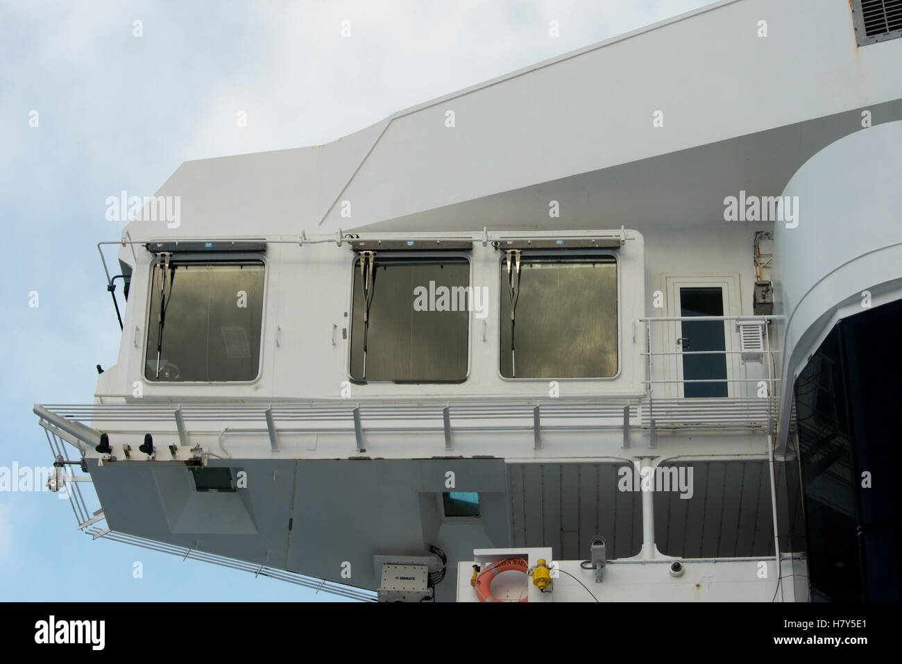 Wing bridge of Ocean liner Queen Mary 2 crossing the Atlantic ocean ...