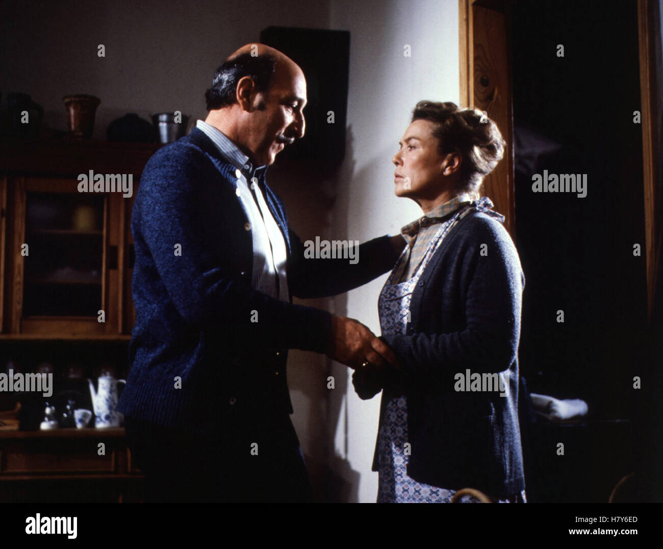 DERRICK: Tödliches Rendezvous, D 1983, Regie: Jürgen Goslar, PETER EHRLICH, EVA KOTTHAUS Stock ...