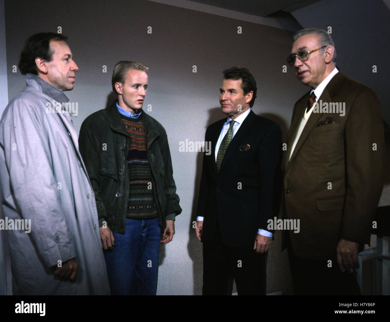 DERRICK Mord im Treppenhaus, D 1991, Regie: Helmut Ashley, RÜDIGER ...