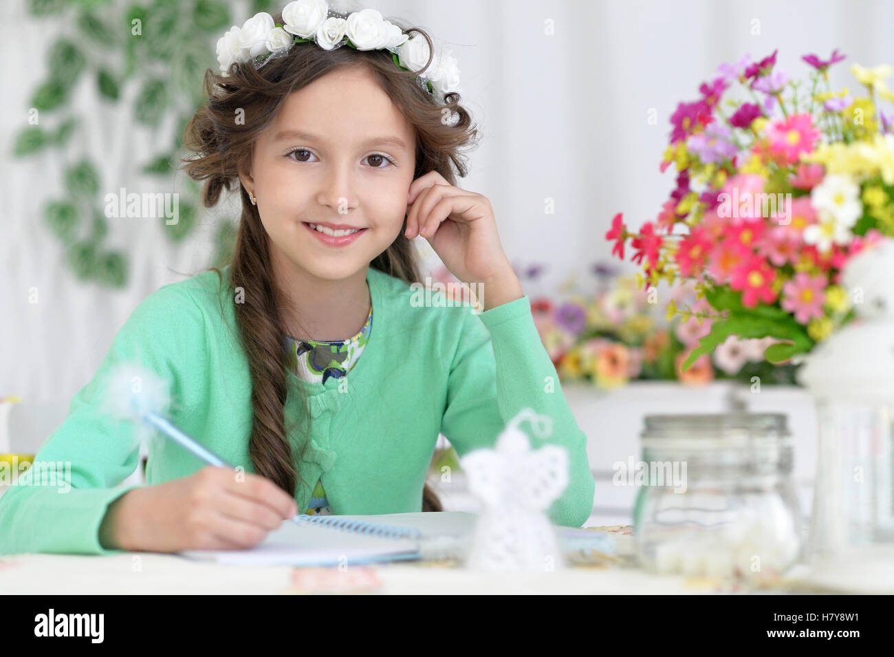 little girl with notepad Stock Photo - Alamy