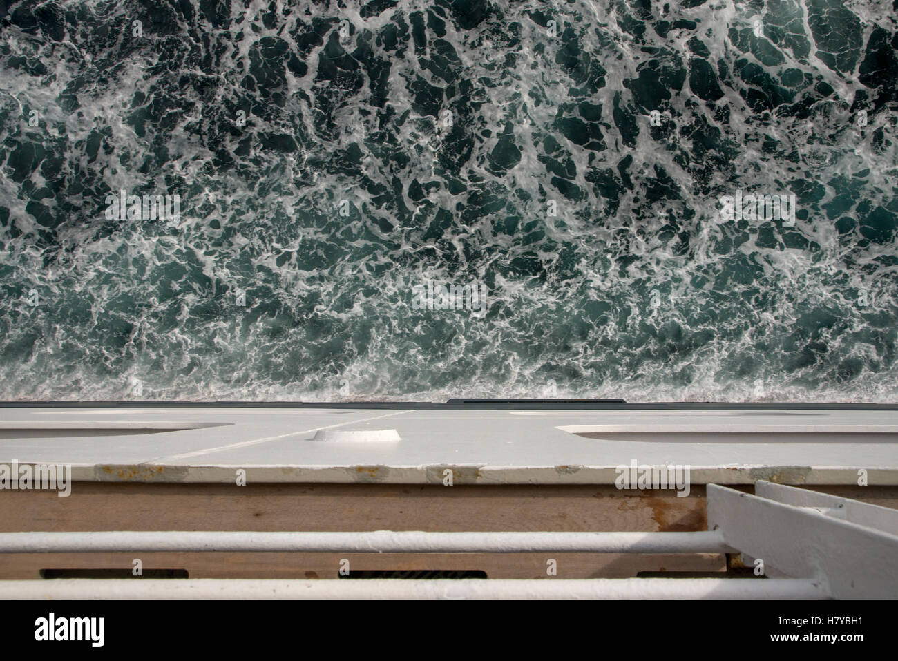 Ocean liner Queen Mary 2 crossing the Atlantic ocean Stock Photo - Alamy
