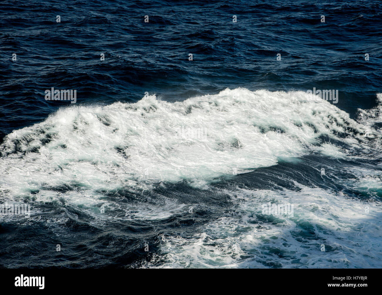 Ocean liner Queen Mary 2 crossing the Atlantic ocean Stock Photo - Alamy