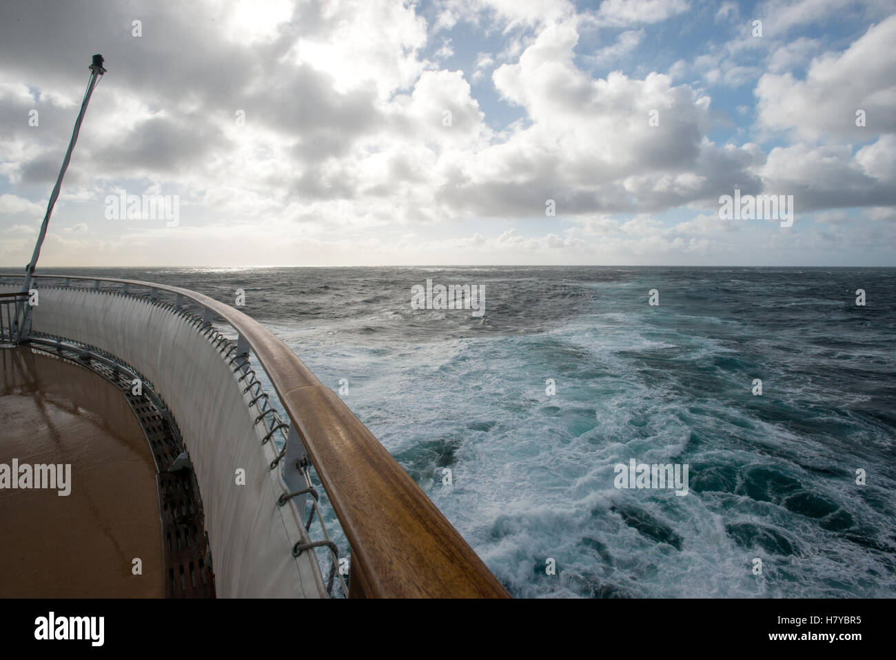 Ocean liner Queen Mary 2 crossing the Atlantic ocean Stock Photo - Alamy