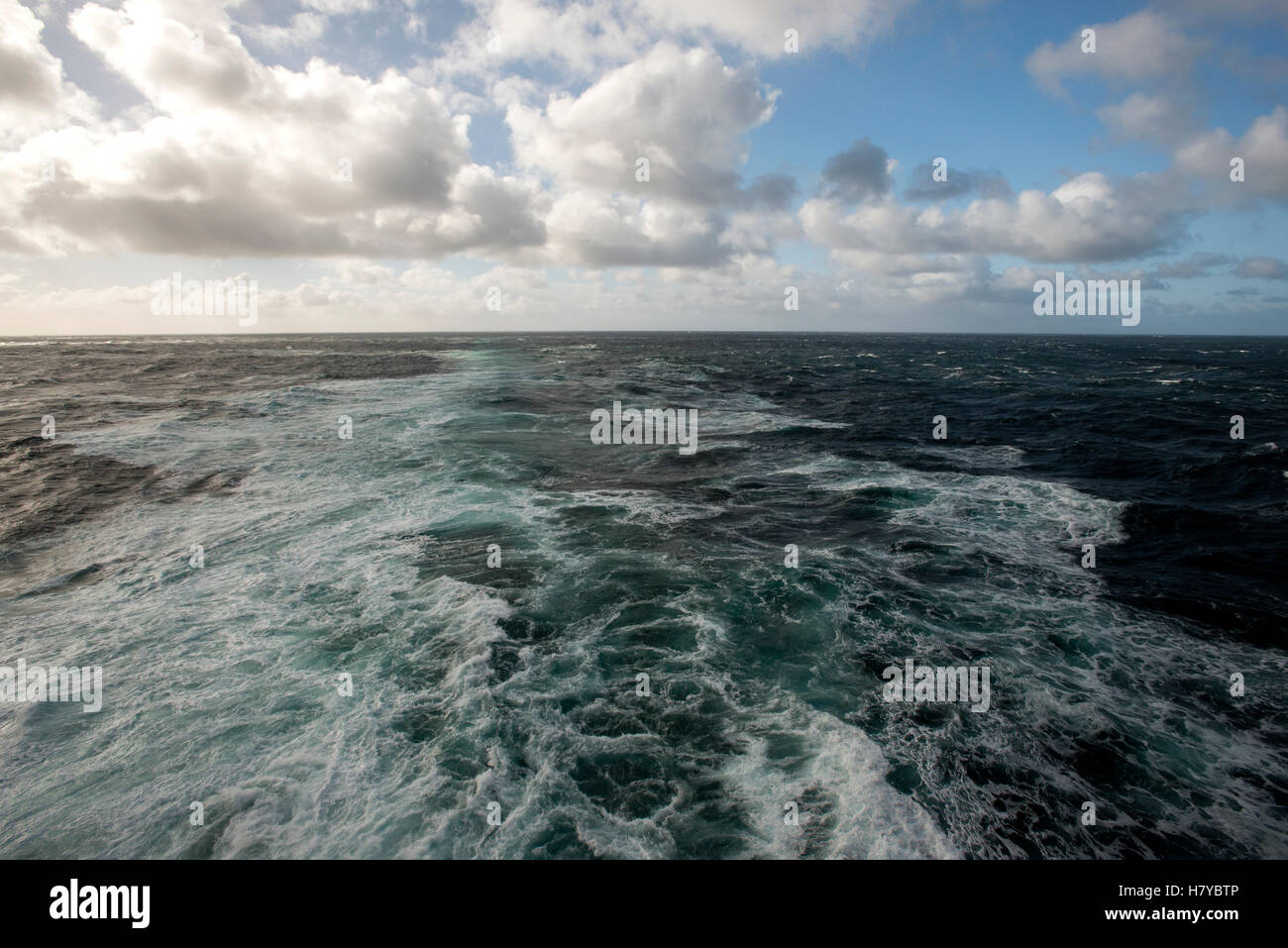 Ocean liner Queen Mary 2 crossing the Atlantic ocean Stock Photo - Alamy